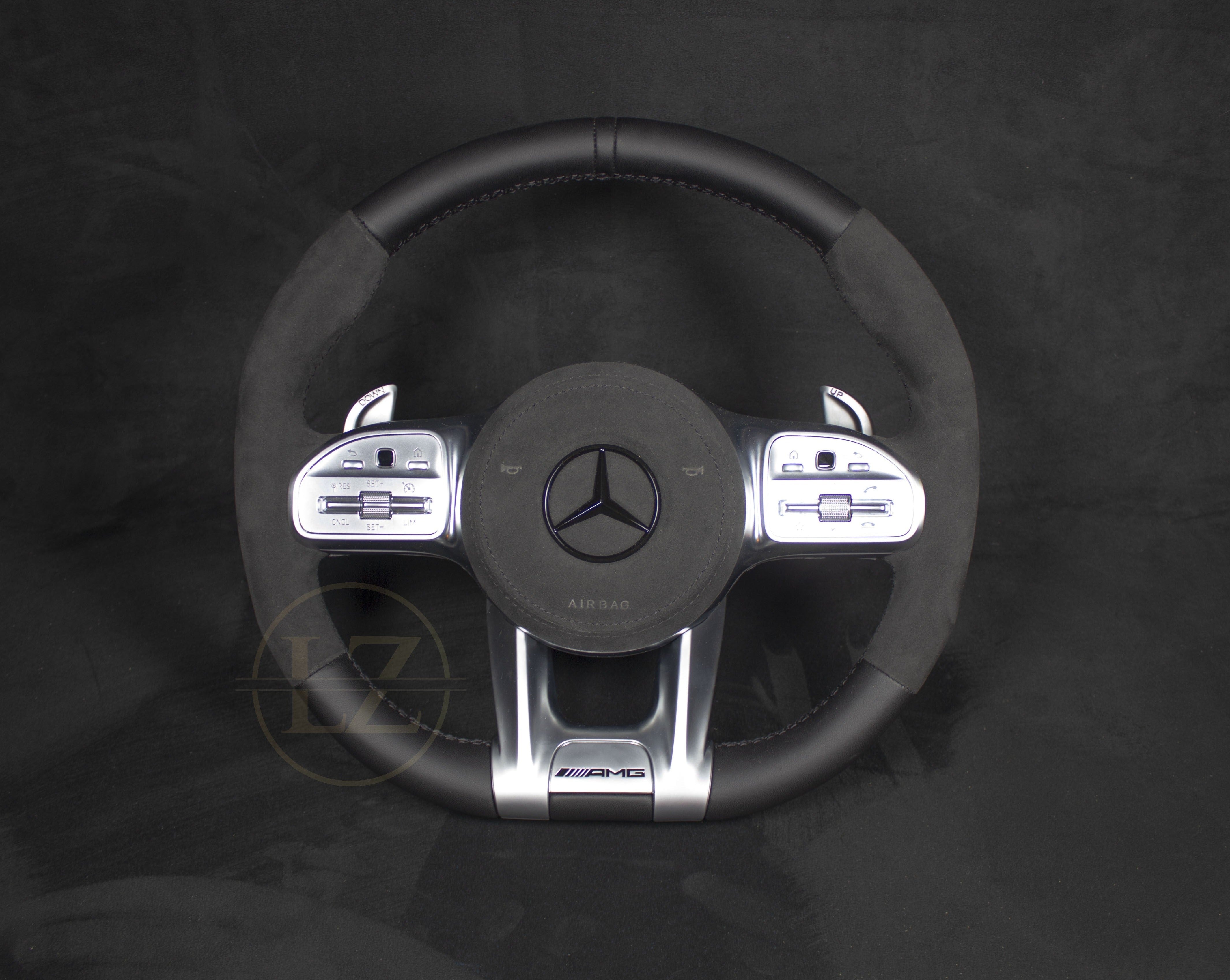 Unikt Mercedes-Benz C63 AMG Alcantara/Skinn Blackout Ratt